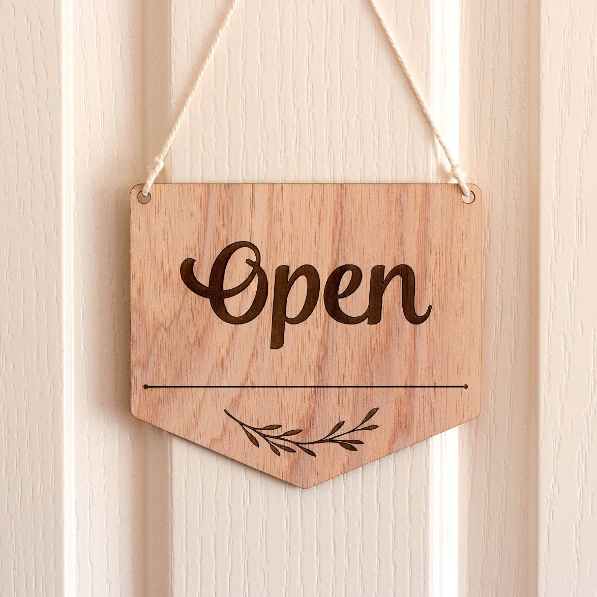 Open/Closed Hanging Sign – Minting Memories